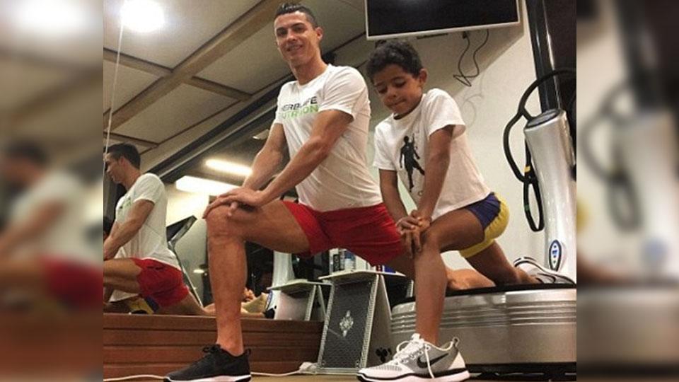 Tidak Hanya Skill, Ronaldo Jr Tiru Model Rambut Sang Ayah - INDOSPORT