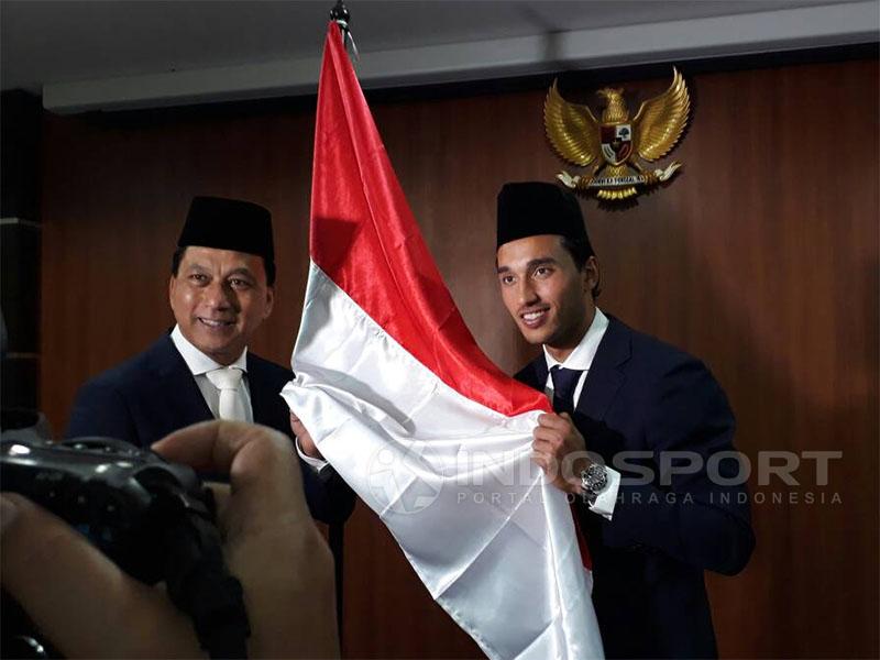 Usai Nyanyikan Indonesia Raya, Ini Nazar Ezra Walian - INDOSPORT Usai Nyanyikan Indonesia Raya, Ini Nazar Ezra Walian - INDOSPORT