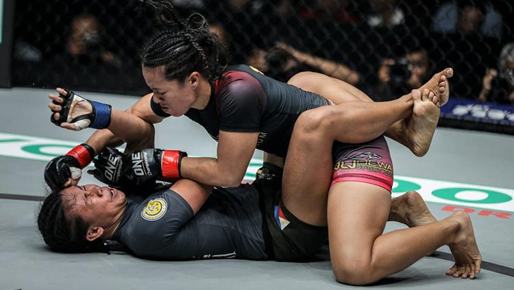 Ditonton Orang Tuanya, Petarung MMA Wanita Indonesia Berhasil Menang ...
