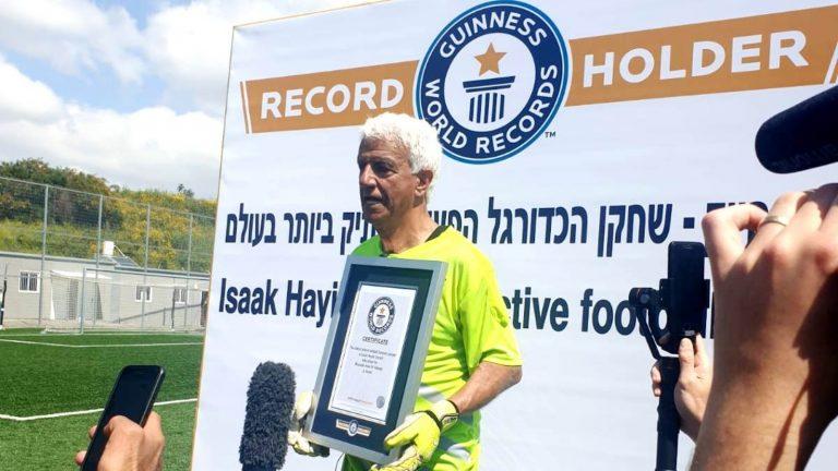 Pria Israel Catatkan Diri Sebagai Pesepak bola Tertua di Dunia - INDOSPORT