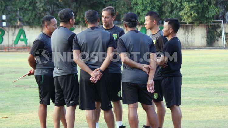 Kapan Alfred Riedl Pimpin Latihan Persebaya Surabaya? Ini Jawabannya ...