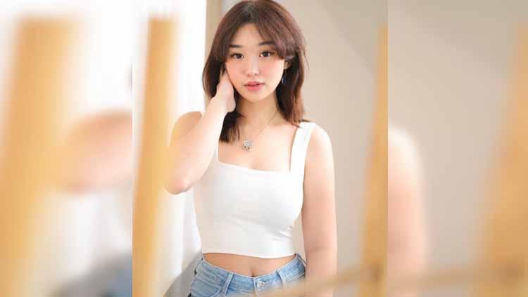 Livy Renata Pose Seksi di Atas Ranjang, Netizen Heboh: Bebebnya Verrel Bramasta Nih! - INDOSPORT