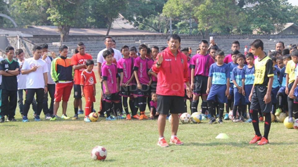 Indra Sjafri 'Turun Gunung' Latih Siswa SSB - INDOSPORT