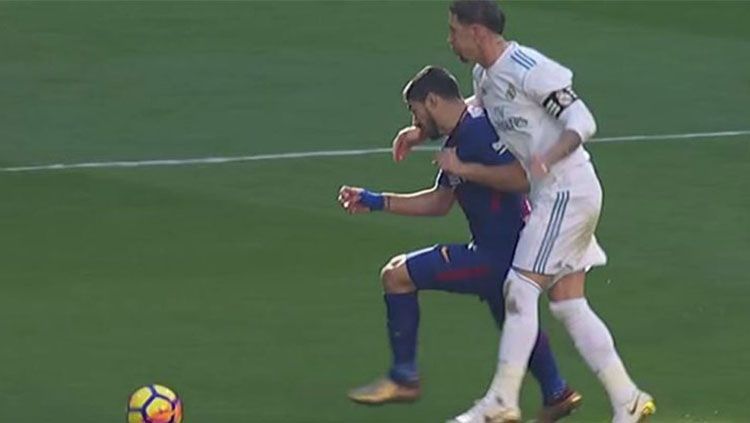 Berebut Bola, Ramos Hantam Keras Wajah Suarez - INDOSPORT