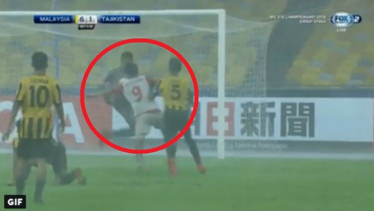 Detik-detik Tendangan Kungfu Mengerikan Kiper Malaysia U-16 - INDOSPORT Detik-detik Tendangan Kungfu Mengerikan Kiper Malaysia U-16 - INDOSPORT