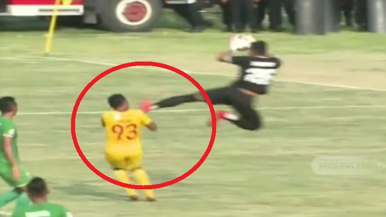 Detik-detik Tendangan Kungfu Horor Kiper PSMS Hantam Striker Sriwijaya ... Detik-detik Tendangan Kungfu Horor Kiper PSMS Hantam Striker Sriwijaya ...