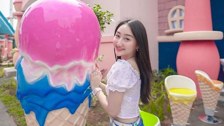Imut dan Menggemaskan, Begini Keseruan Sandrina IMB Jajal Ice Skating ...