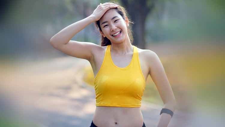 Pakai Tank Top Kuning, Model Asal Thailand Ini Terlihat Seksi saat Lari ...