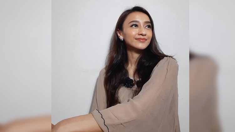 Olahraga Pakai Bosu Ball, Netizen Kagumi Body Goals Deasy Noviyanti ...